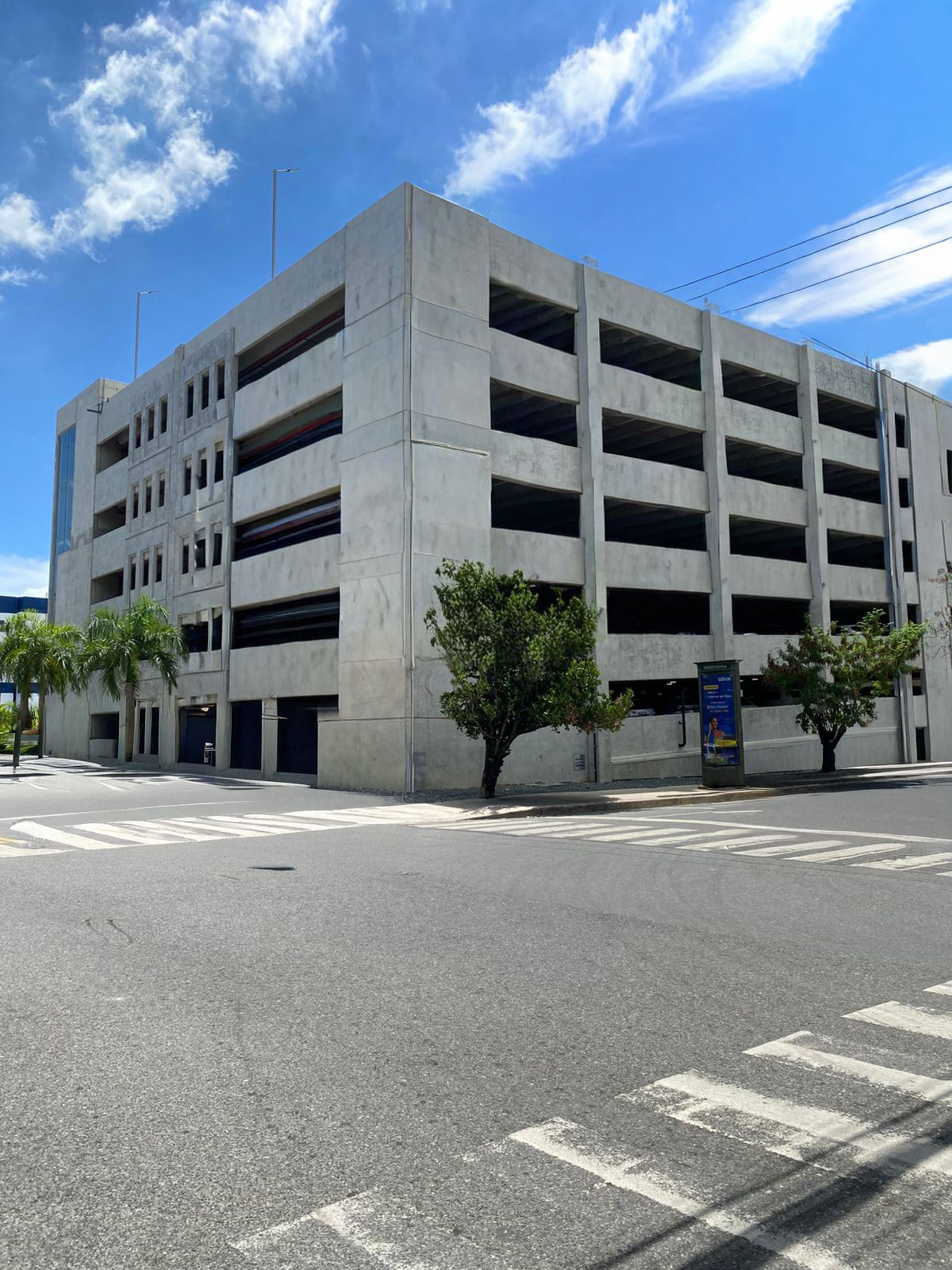 Centro Médico Moderno inaugura edificio de parqueos seguro y cómodo - CMM